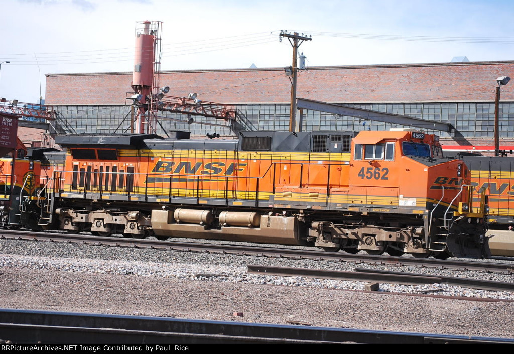 BNSF 4562
